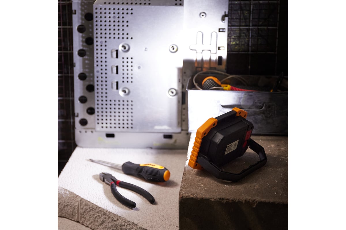 Аккумуляторный прожекторный фонарь REXANT NEW AGE, трехрежимный, в противоударном корпусе, с ...