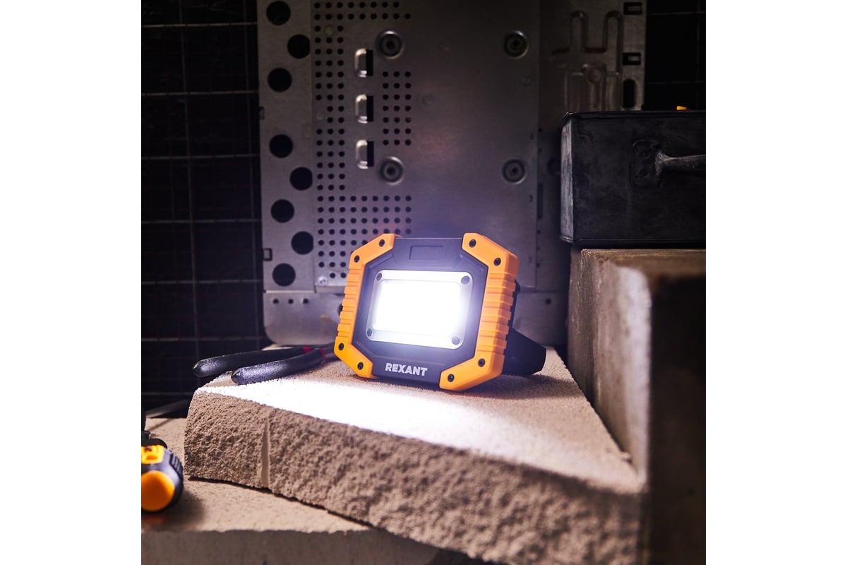 Аккумуляторный прожекторный фонарь REXANT NEW AGE, трехрежимный, в противоударном корпусе, с ...