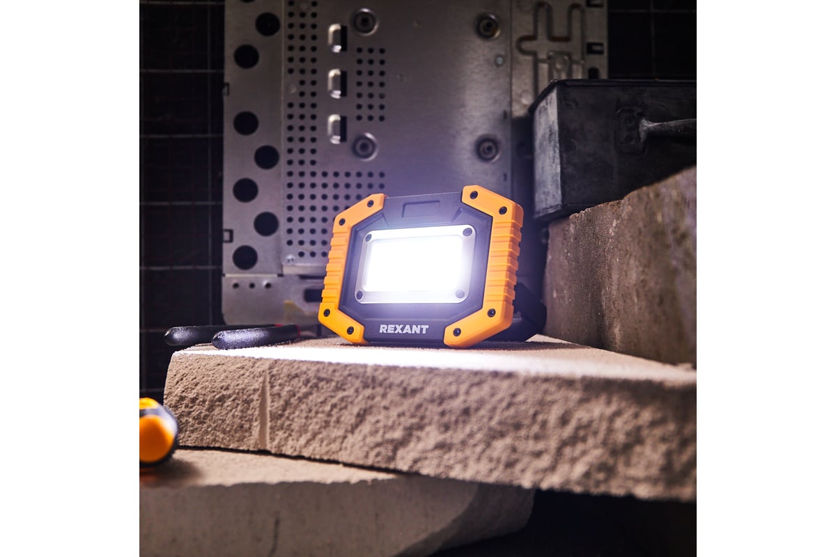 Прожекторный фонарь REXANT NEW AGE, трехрежимный, в противоударном корпусе, с функцией Powerbank ...