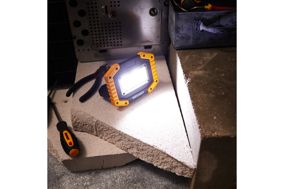 Аккумуляторный прожекторный фонарь REXANT NEW AGE, трехрежимный, в противоударном корпусе, с ...