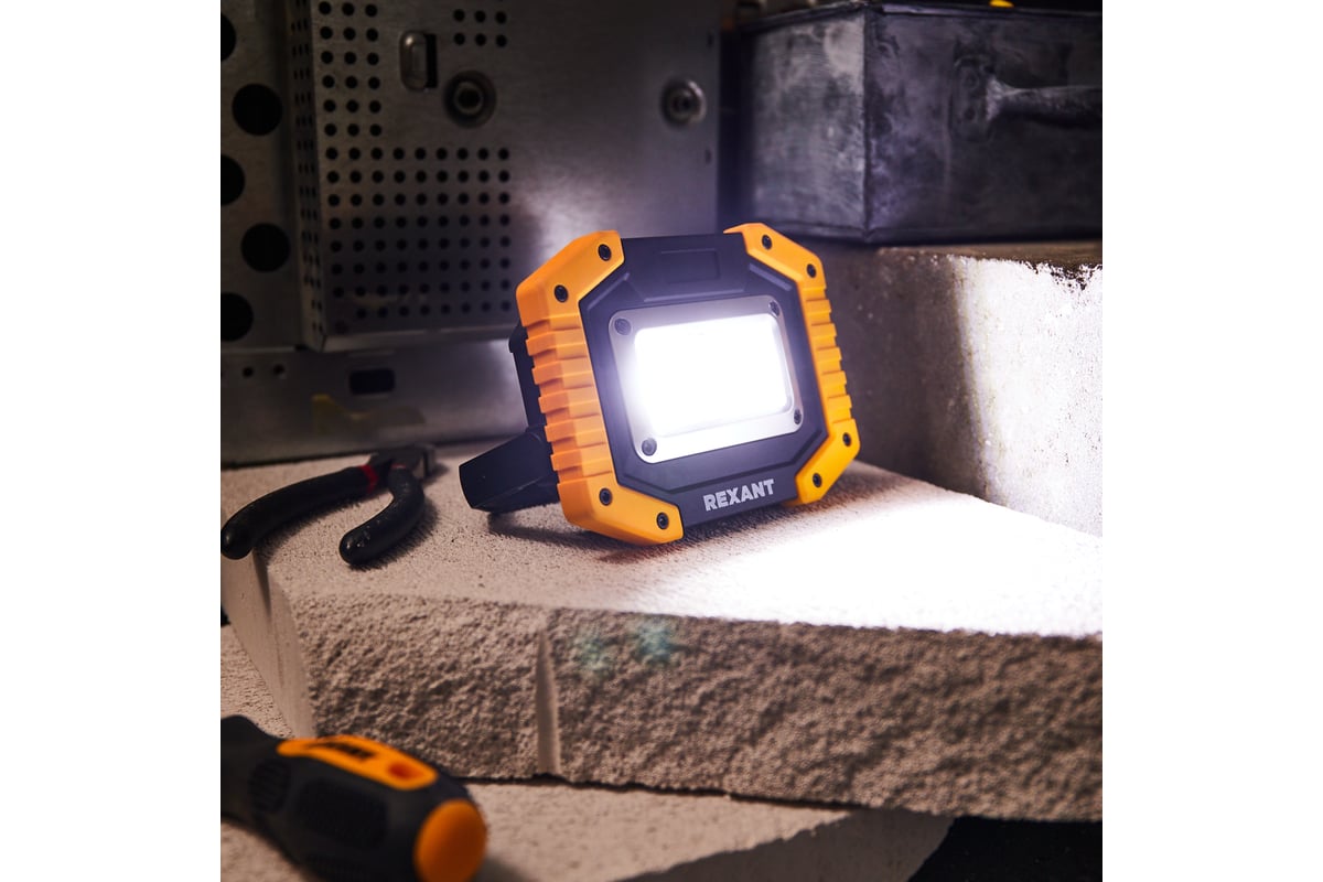Прожекторный фонарь REXANT NEW AGE, трехрежимный, в противоударном корпусе, с функцией Powerbank ...