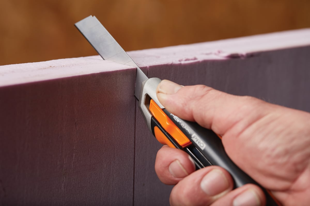 Строительный нож с выдвижным сменным лезвием Fiskars 18мм CarbonMax ...