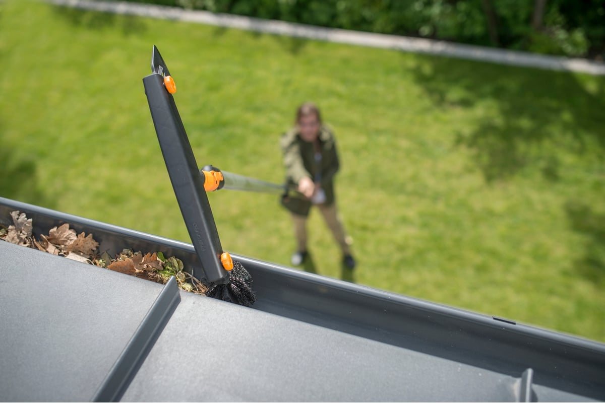 Насадка-очиститель для желобов Fiskars QuikFit 1001414 - выгодная цена ...
