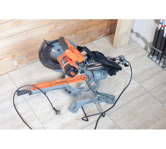 Торцовочная пила c протяжкой Black&Decker BES700 - выгодная цена ...